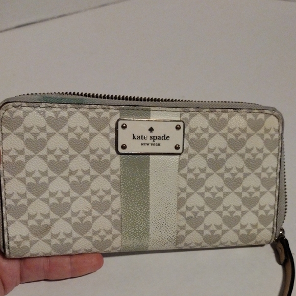 kate spade | Bags | Giveaway Cassandra Kate Spade Cream And White Zip ...